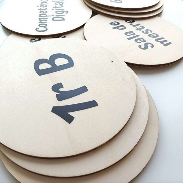 Plaque en bois rond personnalisable - Signalétique et décoration scolaire