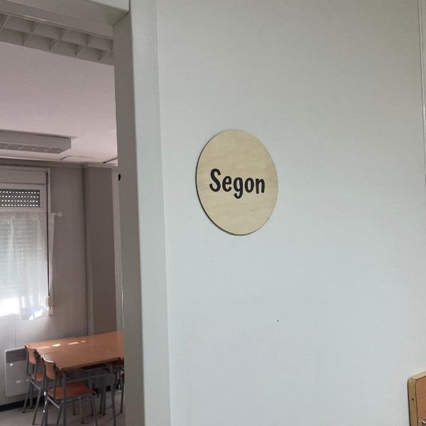 Plaque en bois rond personnalisable - Signalétique et décoration scolaire